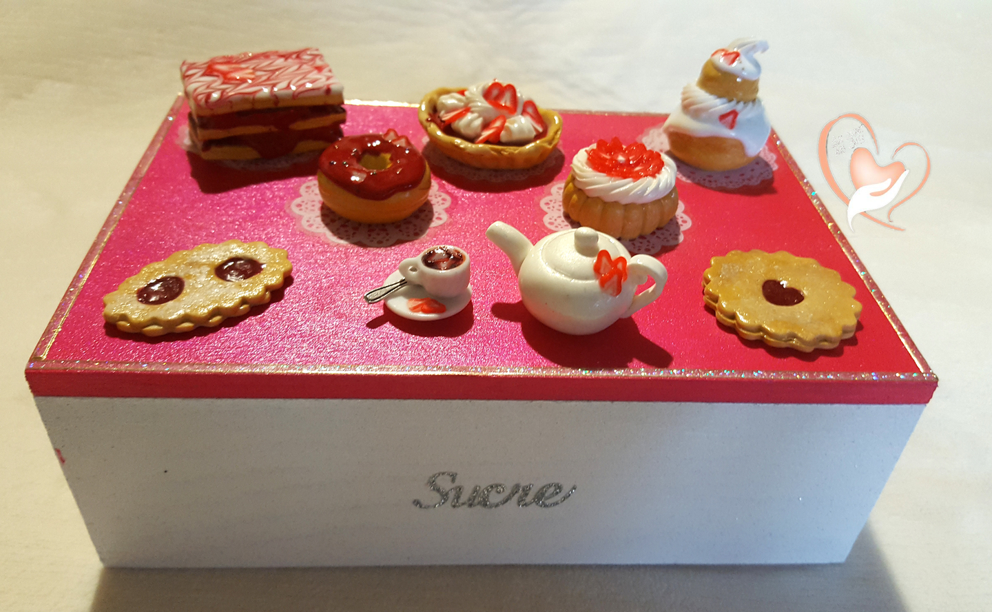Boîte à sucre rouge et blanche - au coeur des arts - Cadeaux de mariage ...