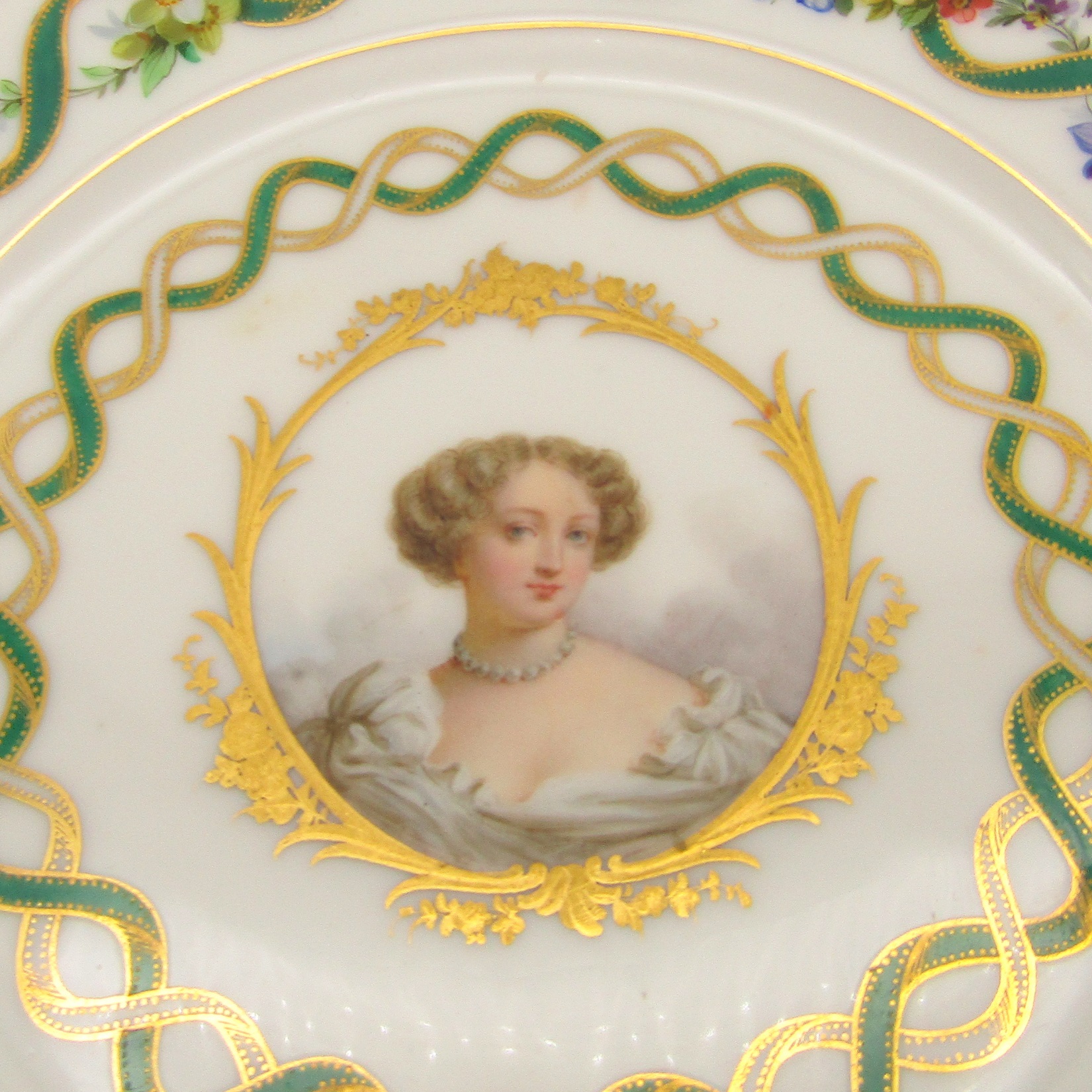 Paris. Assiette en porcelaine décor de Duchesse de Fontange, XIXe