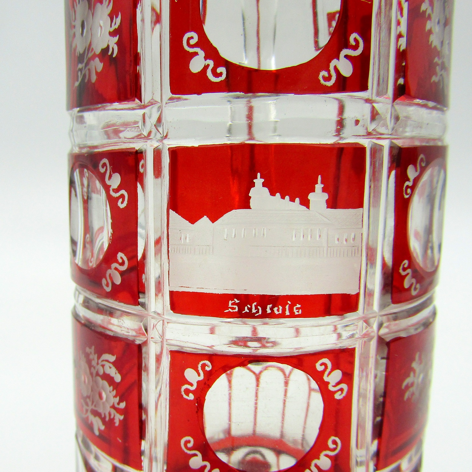 Chope en cristal de bohême rouge et blanc à décor gravé de palais