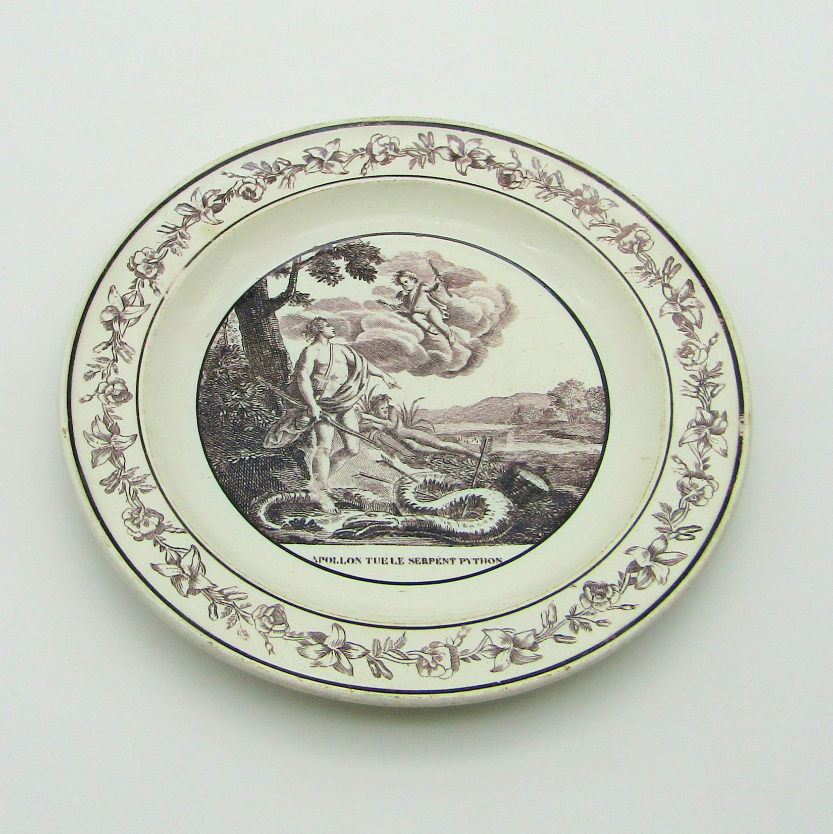 Montereau. Assiette faïence Apollon tue le serpent Python, XIXe