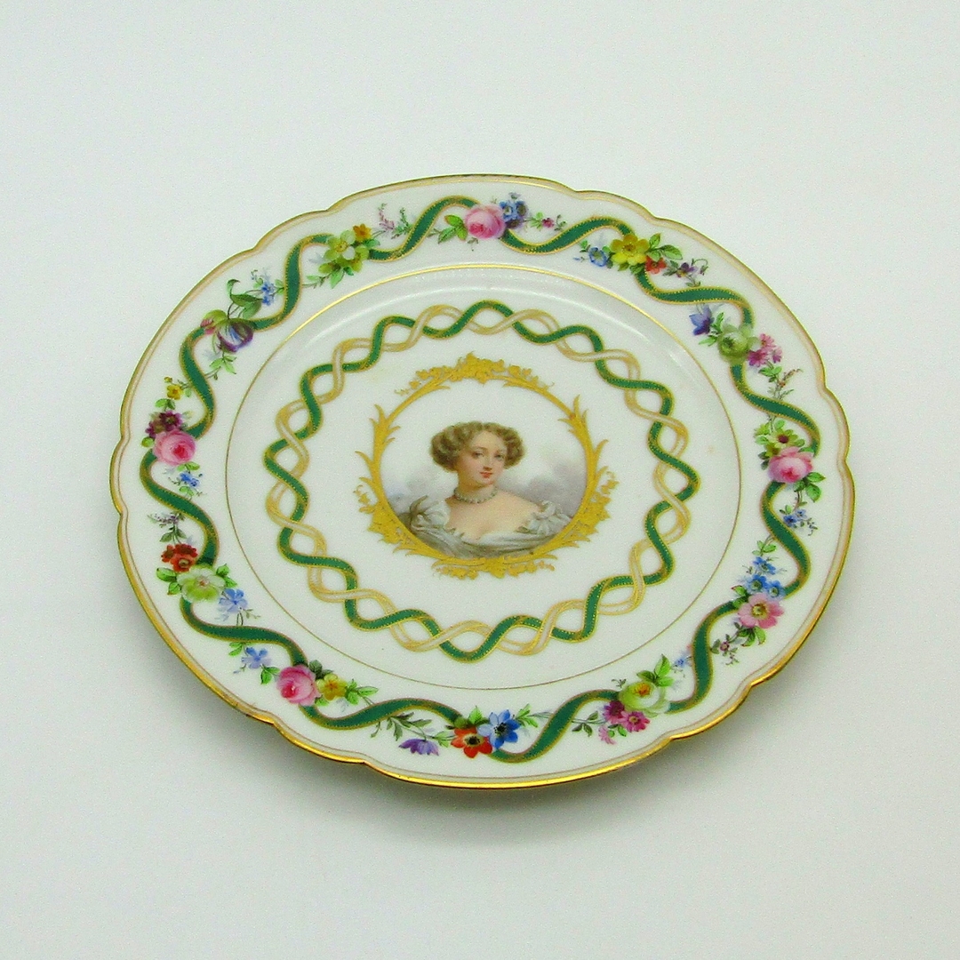 Paris. Assiette en porcelaine décor de Duchesse de Fontange, XIXe