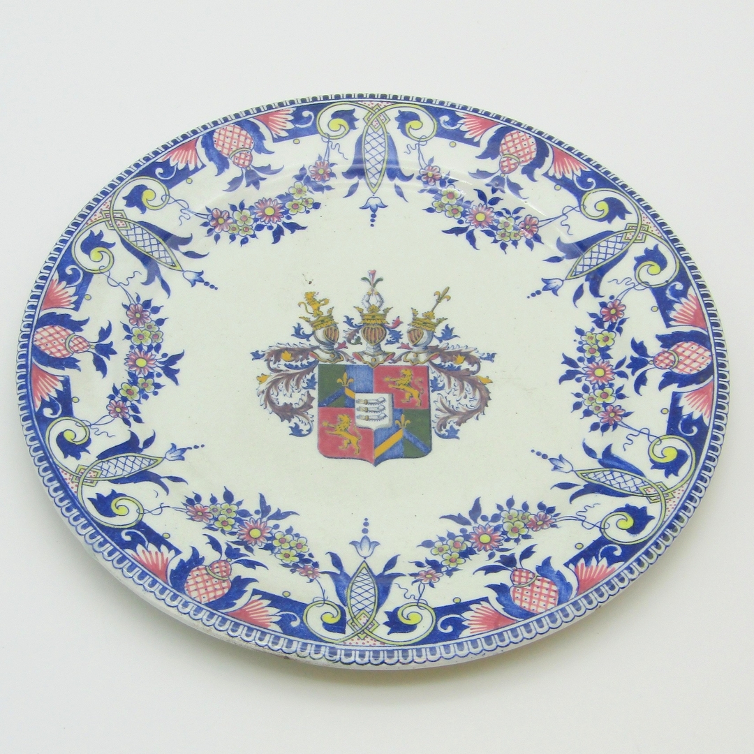 Gien. Assiette en faïence à décor polychrome d'armoiries, XIXe