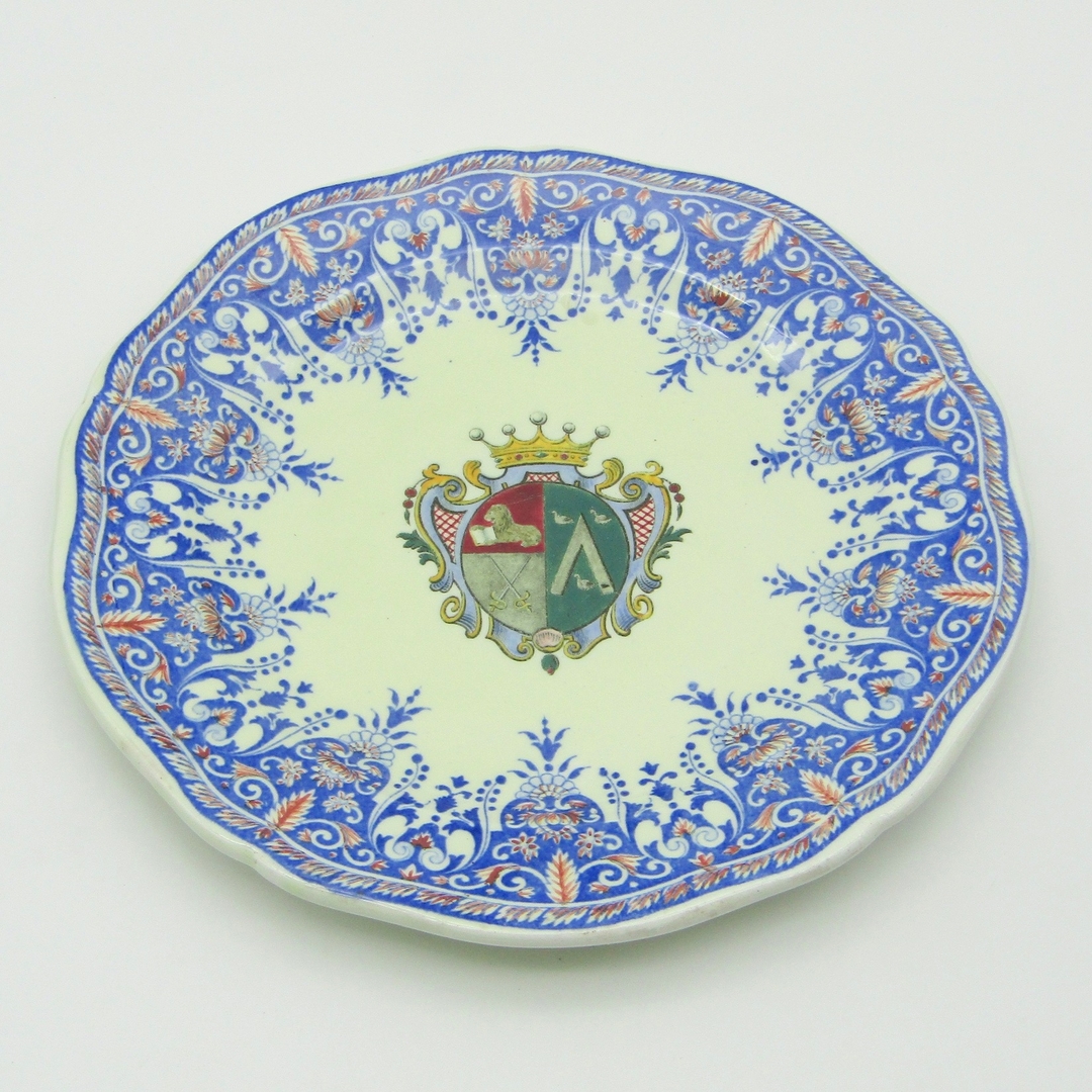 Gien. Assiette en faïence à décor polychrome d'armoiries, XIXe