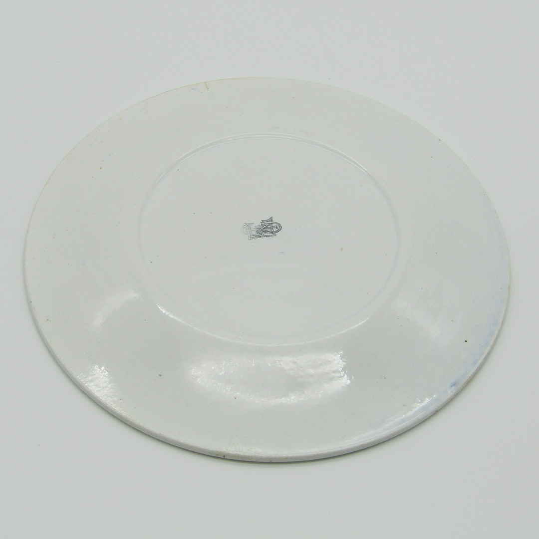 Gien. Assiette en faïence Le Vassor de la Touche Dresnay, XIXe