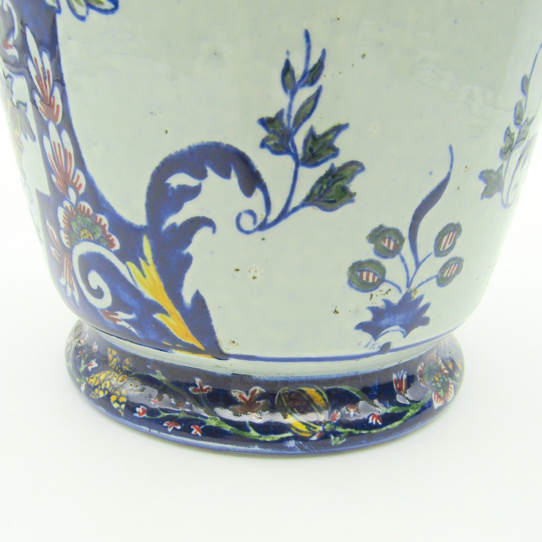 Gien. Vase en faïence à décor polychrome dans le goût Rouen, XIXe