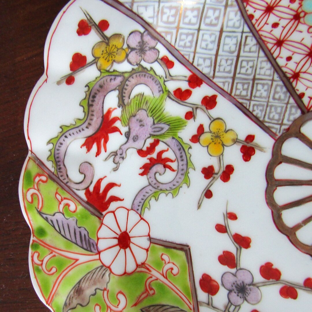 Japon. Arita. Assiette en porcelaine fleurs et dragons, XIXe