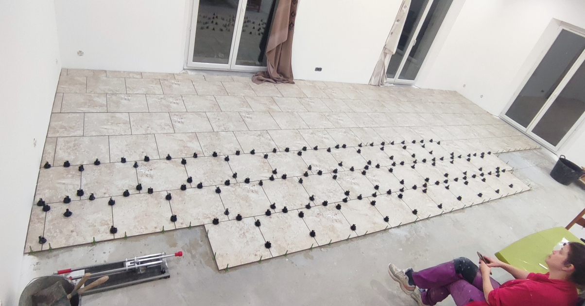 Niveler les carreaux lors de la pose - Conseil pose carrelage - e-carreleur