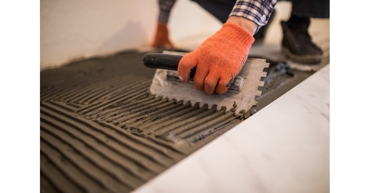 Comment appliquer la colle à carrelage avec un peigne à colle ...