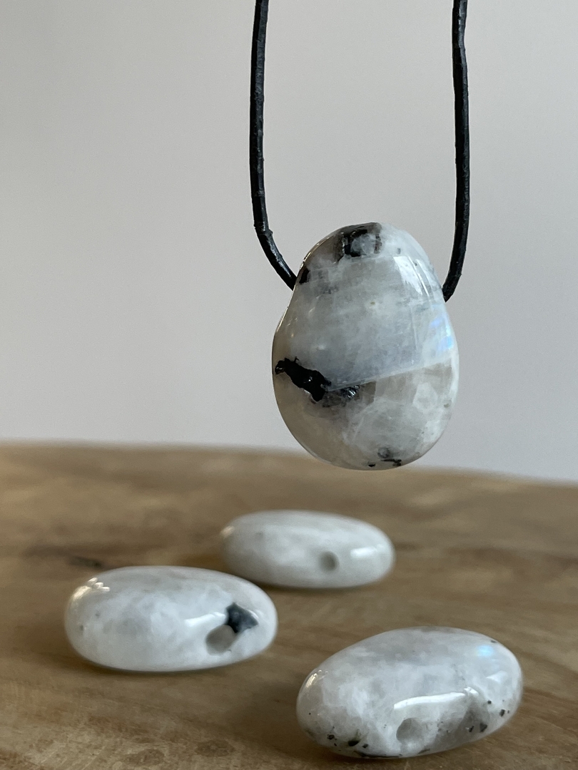 Pierre percée pierre de lune - AUTOUR DE LA PIERRE/Pierres percées ...