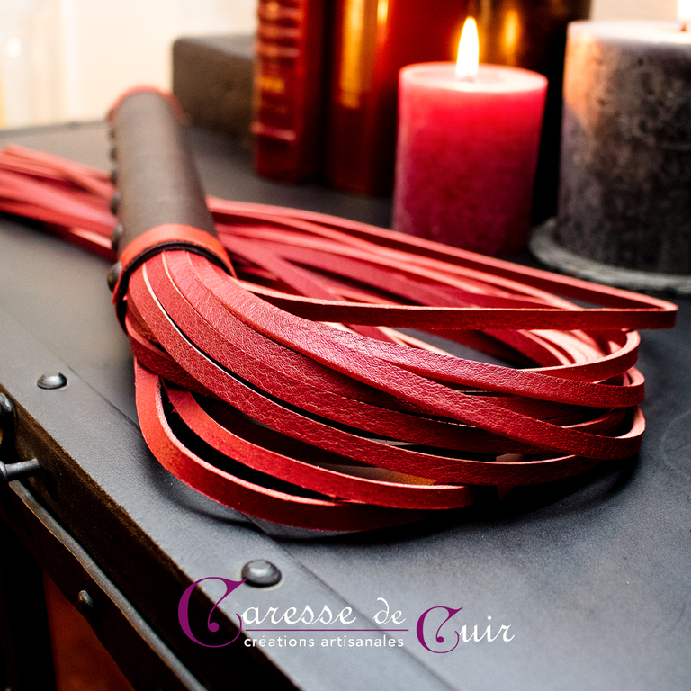 Grand martinet en cuir noir et rouge, lanières longues - Martinets ...