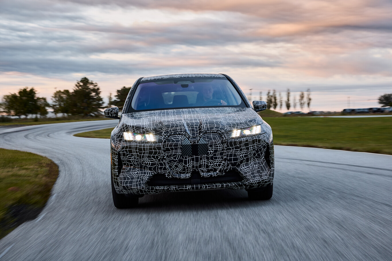 BMW iX 2025 : SUV électrique, autonomie record et sportivité