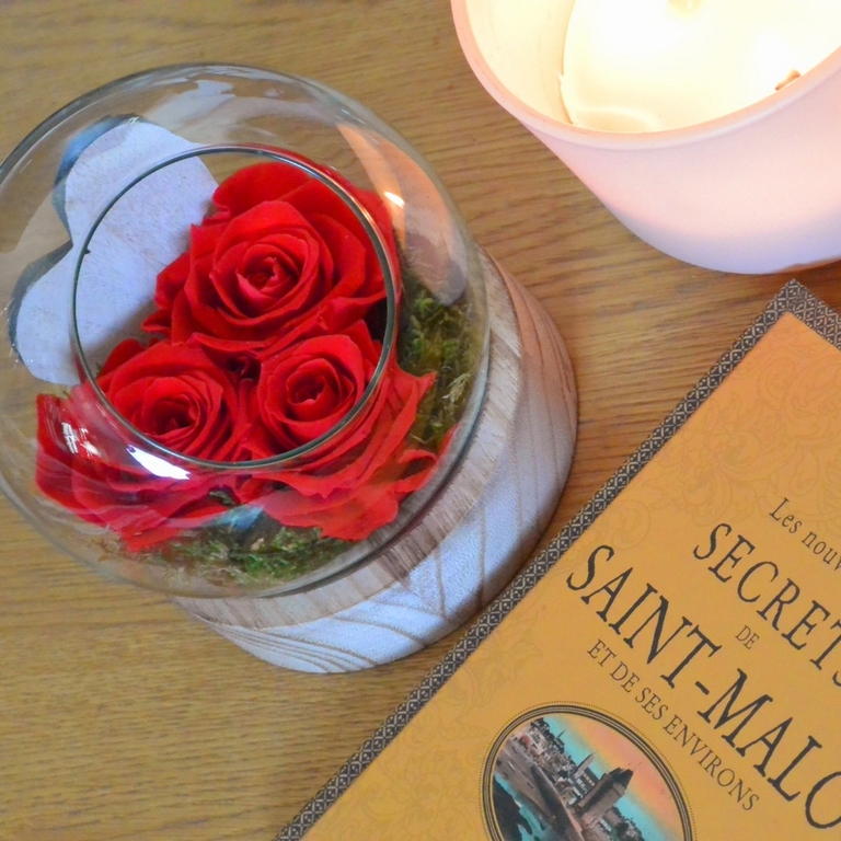 Composition florale Tendresse / Trio de roses éternelles rouges