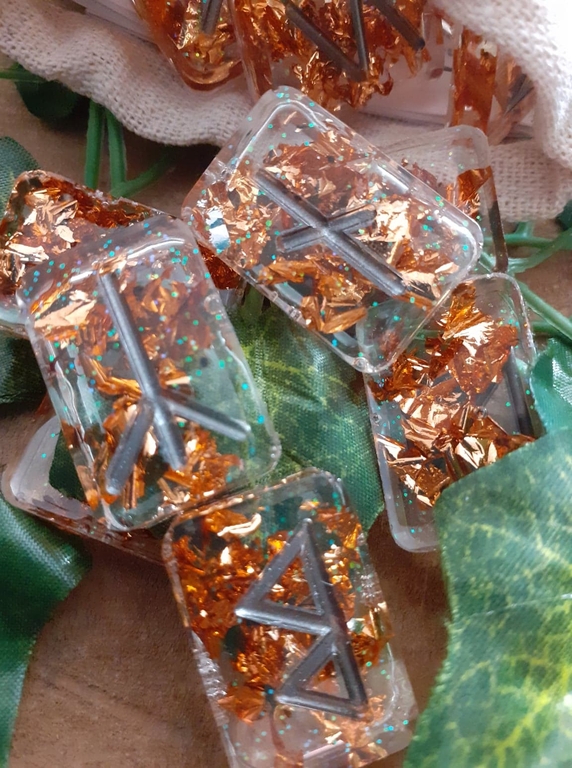 Runes celtiques en résine féerie création - Décoration/Esotérisme ...