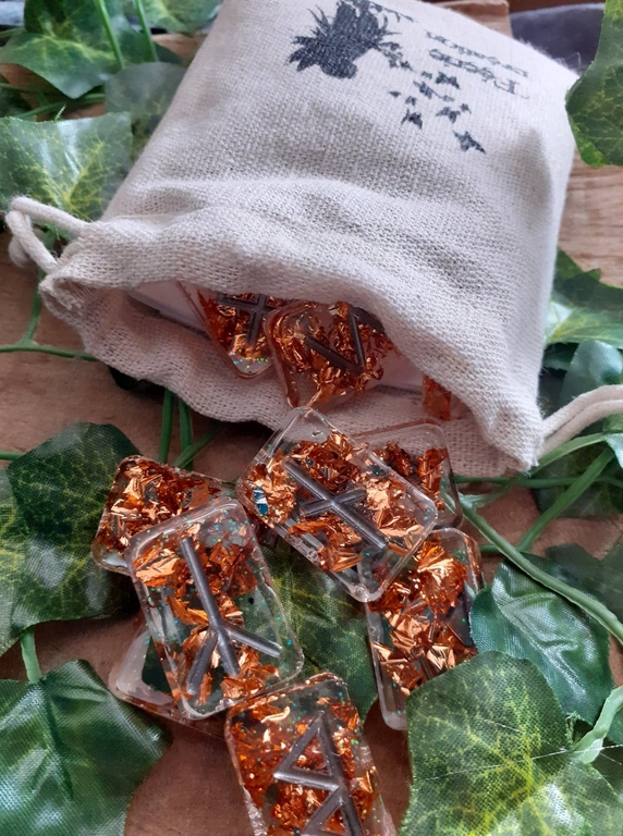 Runes celtiques en résine féerie création - Décoration/Esotérisme ...