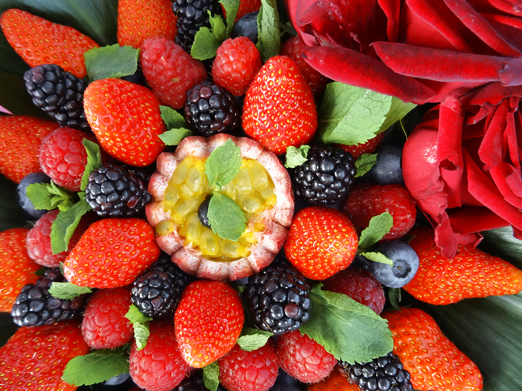 Bouquet De Fruits Rouges & Roses Rouges - Cadeau Original