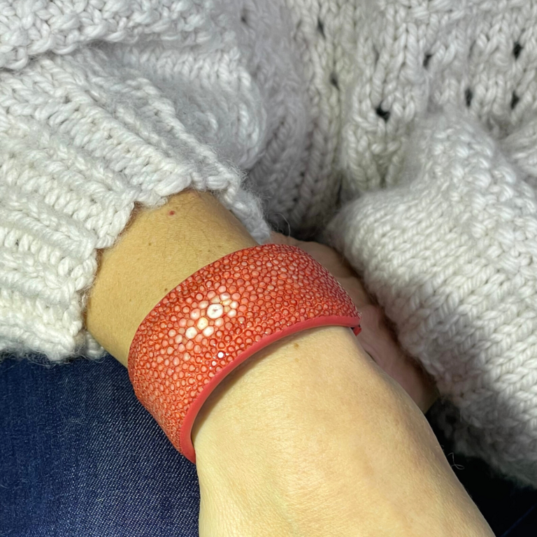Manchette galuchat "perle centrale" corail - Élégance en cuir
