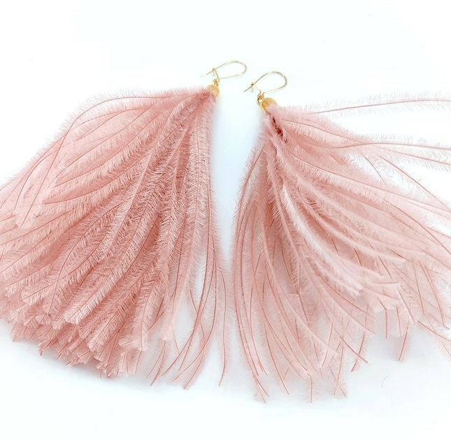 Boucles d'oreilles en plume d'autruche vaporeuse - rose