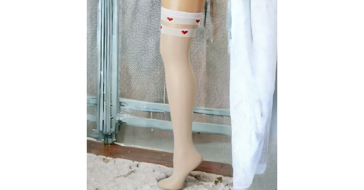 Bas porte-jarretelles blanc haut de gamme avec motifs de cœur