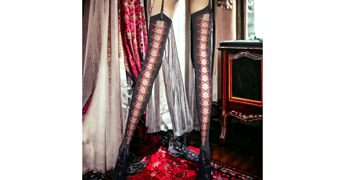 Bas jarretelles fantaisie terriblement sexy avec son laçage rouge