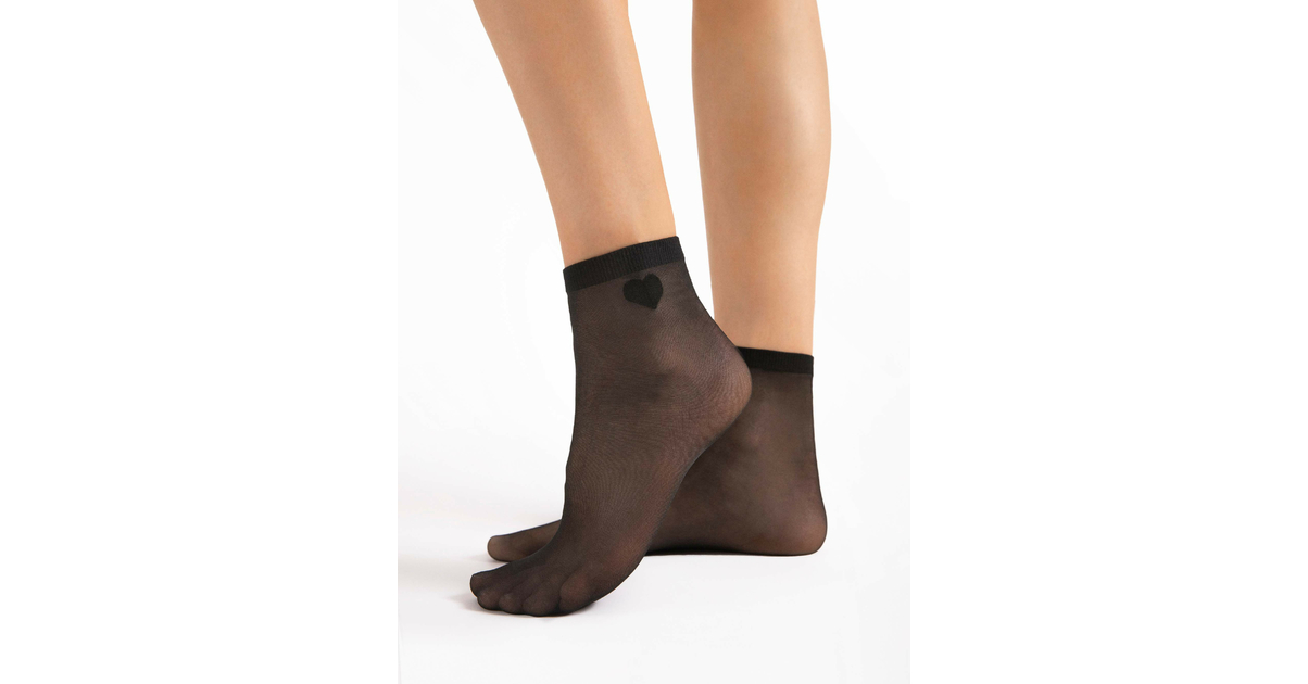 Socquettes Noires avec Cœur: Élégance, Confort et Originalité