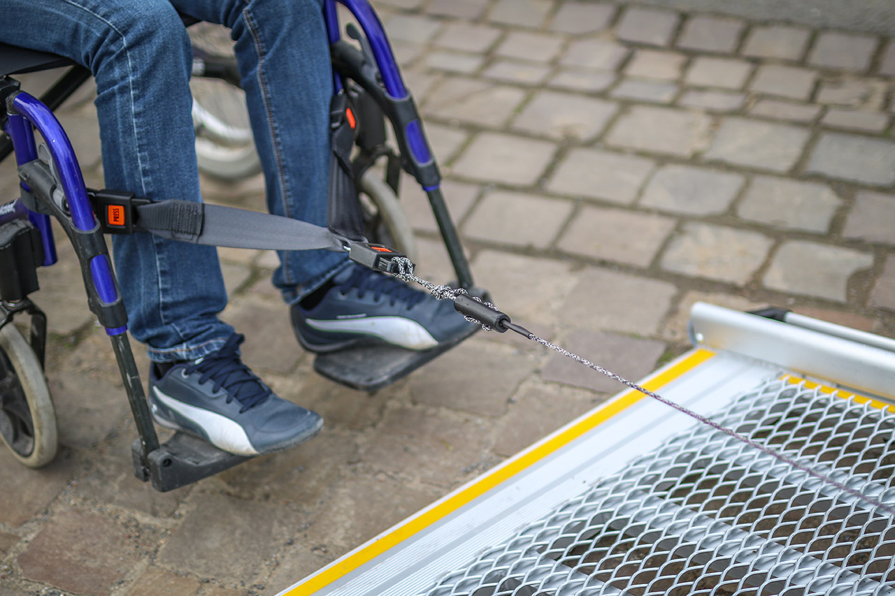 Treuil amovible pour l'aide à l'accès des fauteuils roulants
