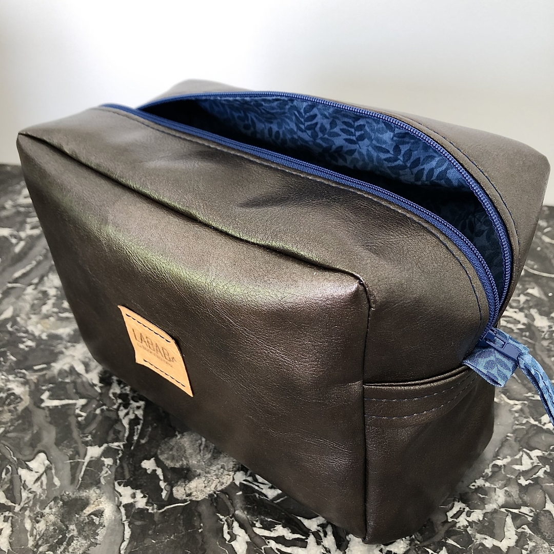 Trousse de toilette homme "Chic au masculin" - Univers salle de bain ...