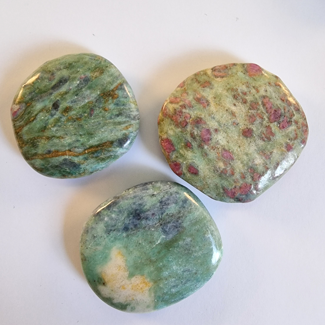 Rubis sur Fuschite — Galet - GEMMOTHÈQUE - Manufacture des Merveilles