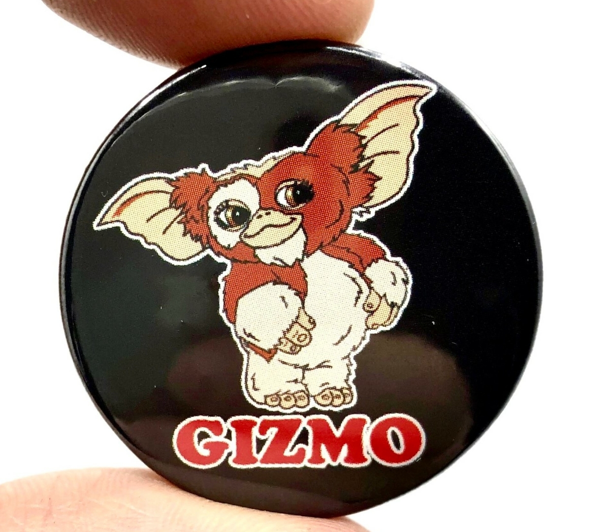 BADGE "GIZMO" GREMLINS - Pin's et Badges - LE PRINTEMPS DE MARNIE