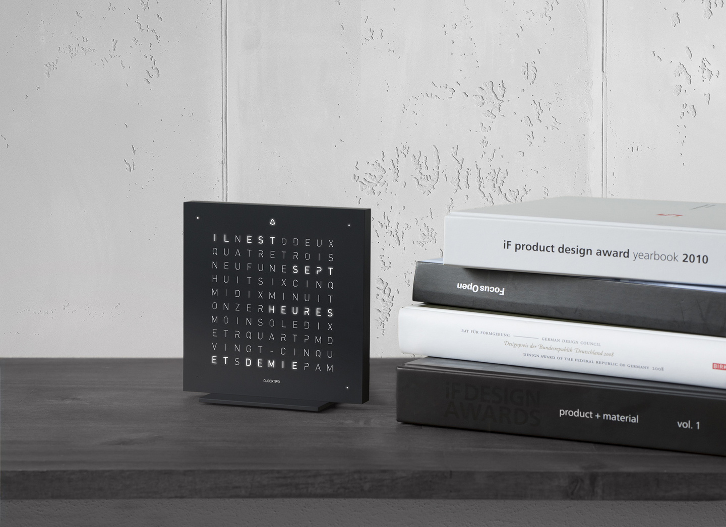 QLOCKTWO TOUCH PURE BLACK ICE TEA - Horloges/QLOCKTWO - atelier ...