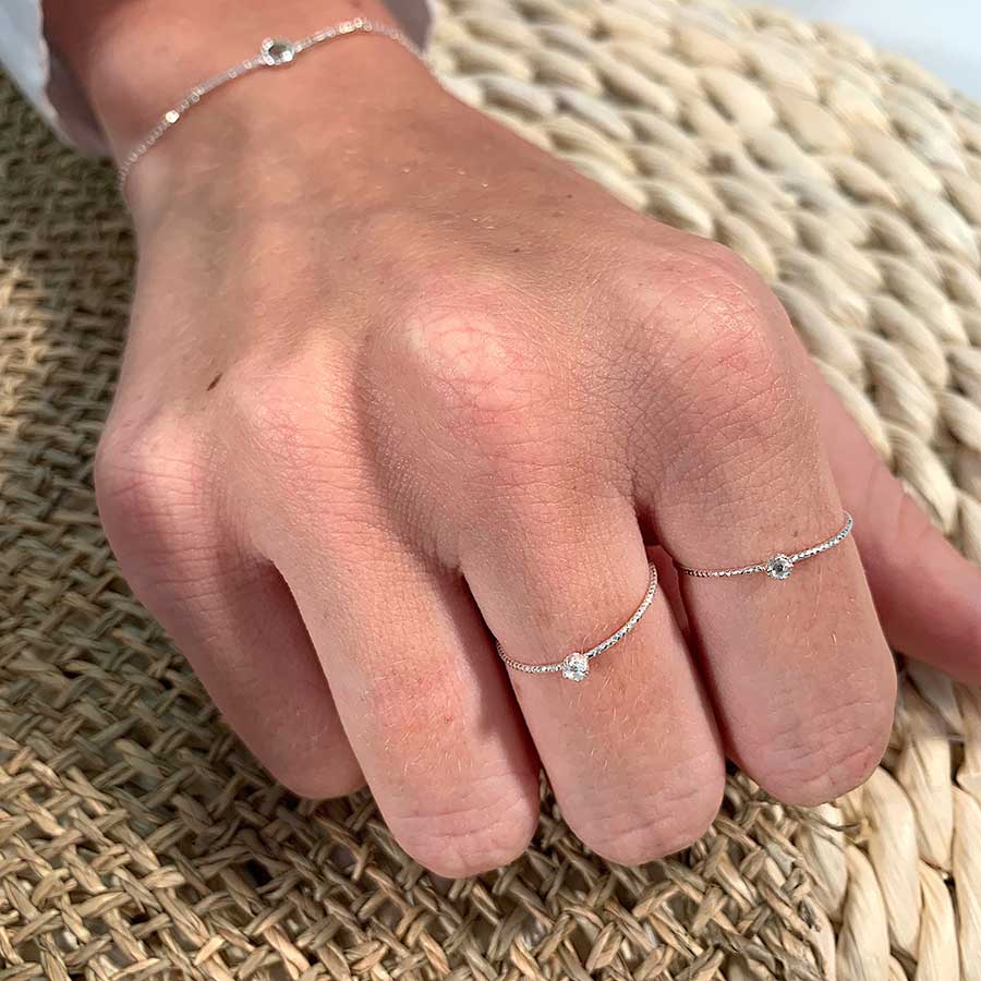 BAGUE ANNEAU FIN CISELÉ MINI PIERRE GRISE - DORIANE Bijoux