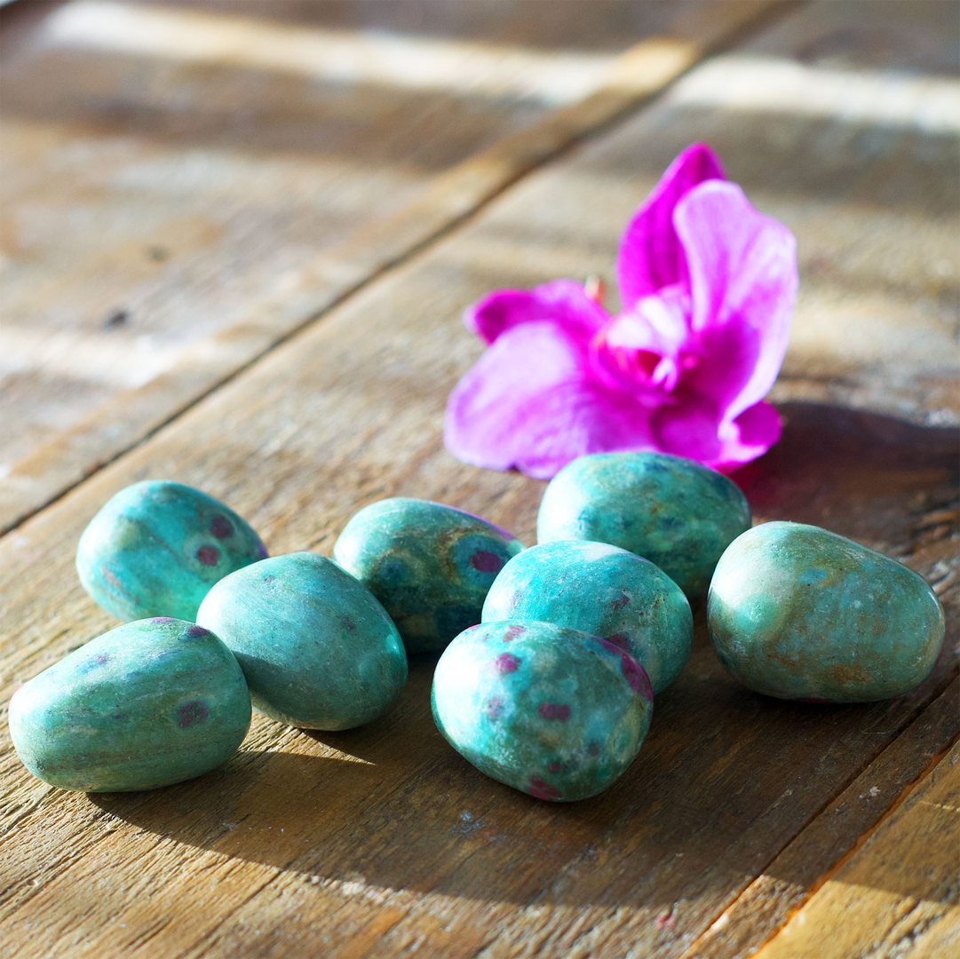 Pierre roulée , Rubis sur fuschite - Pierre roulée naturelle - Miracles ...