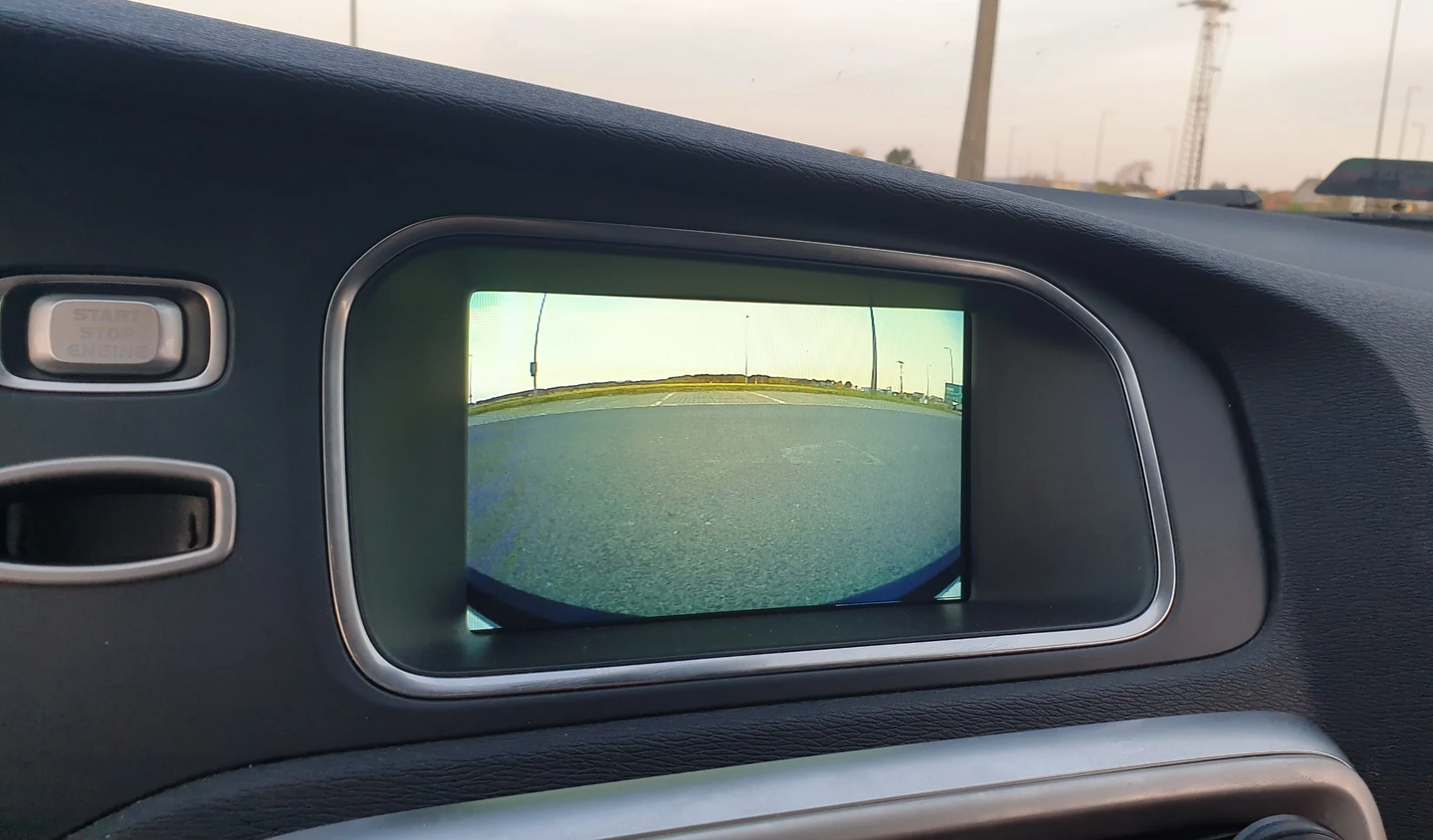 Volvo V40 : Caméra Arrière Ajoutée Écran Constructeur