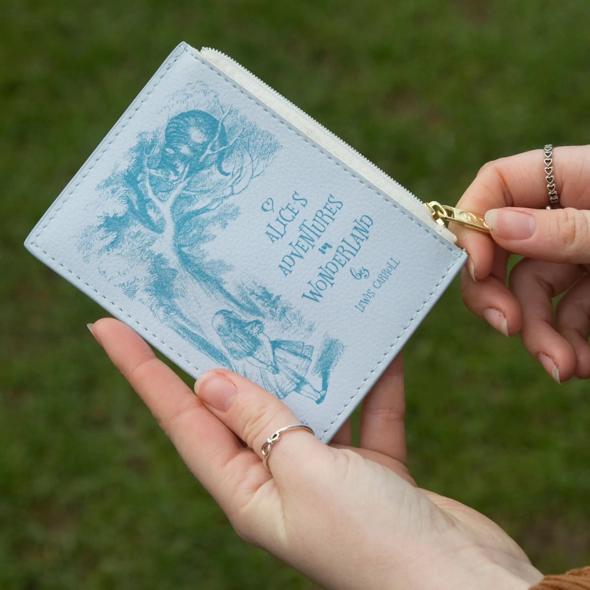 Porte Monnaie Forme Livre Alice Au Pays Des Merveilles Accessoires