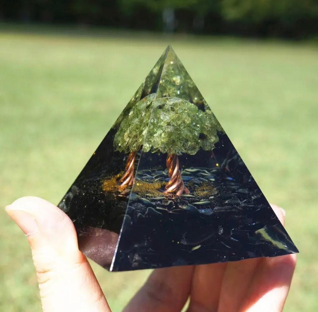 Pyramide Orgonite Arbre de Vie et Tourmaline Noire - Minéraux/Orgonites ...