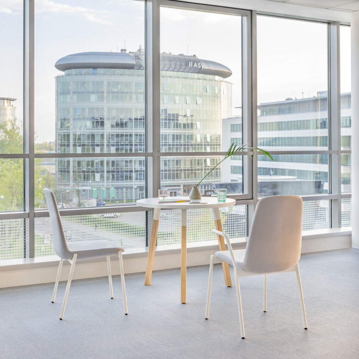 Table de Réunion Ronde Scandinave - Élégance et Style Intemporel