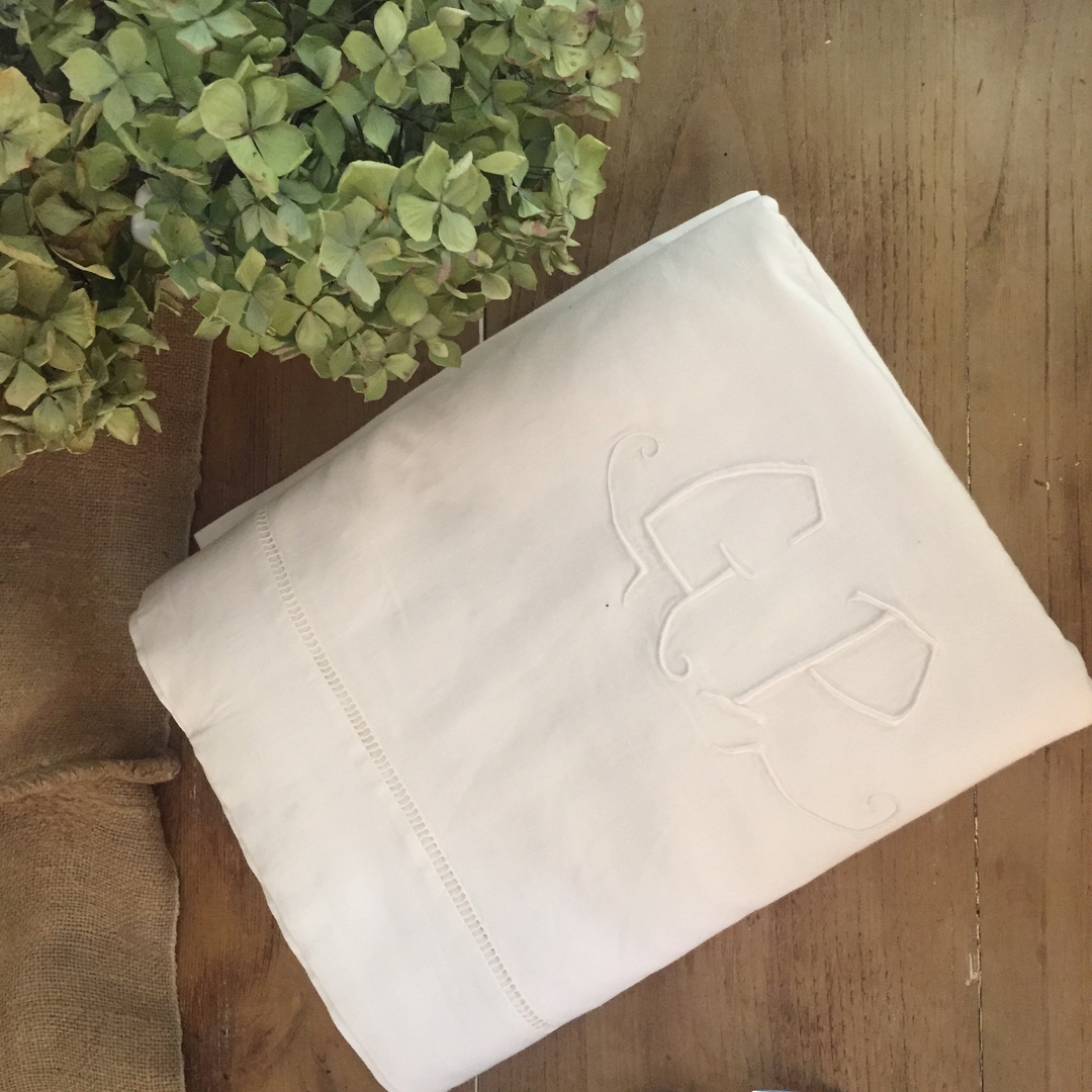 DRAP BRODÉ ancien - LINGE DE MAISON/Linge de Lit - chineuse-de-merveilles