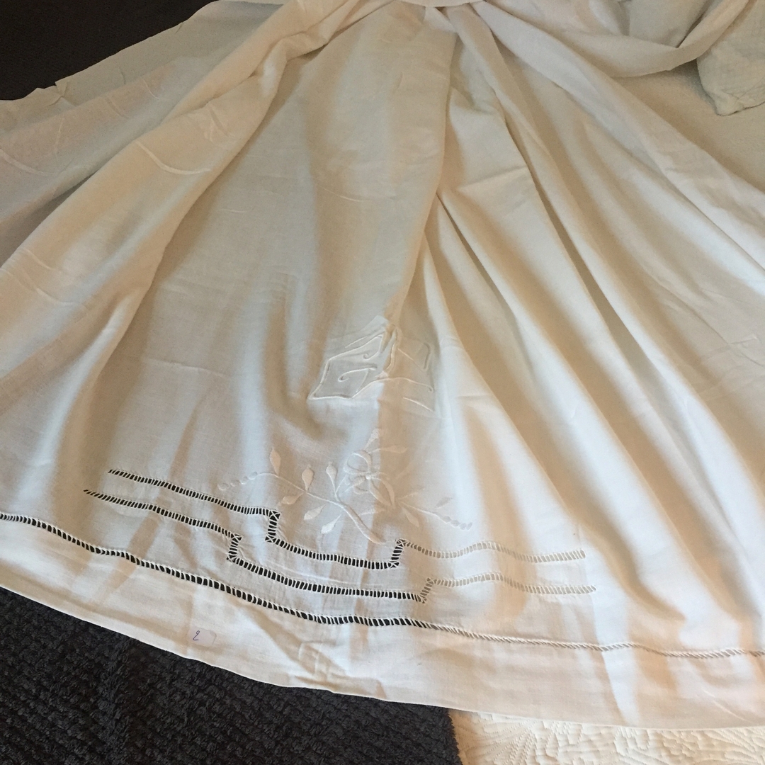 DRAP ANCIEN brodé - LINGE DE MAISON/Linge de Lit - chineuse-de-merveilles