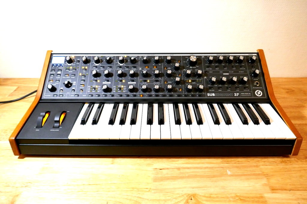 SYNTHÉTISEUR ANALOGIQUE MOOG SUBSEQUENT 37 / ANALOGIC VINTAGE KEYBOARD ...