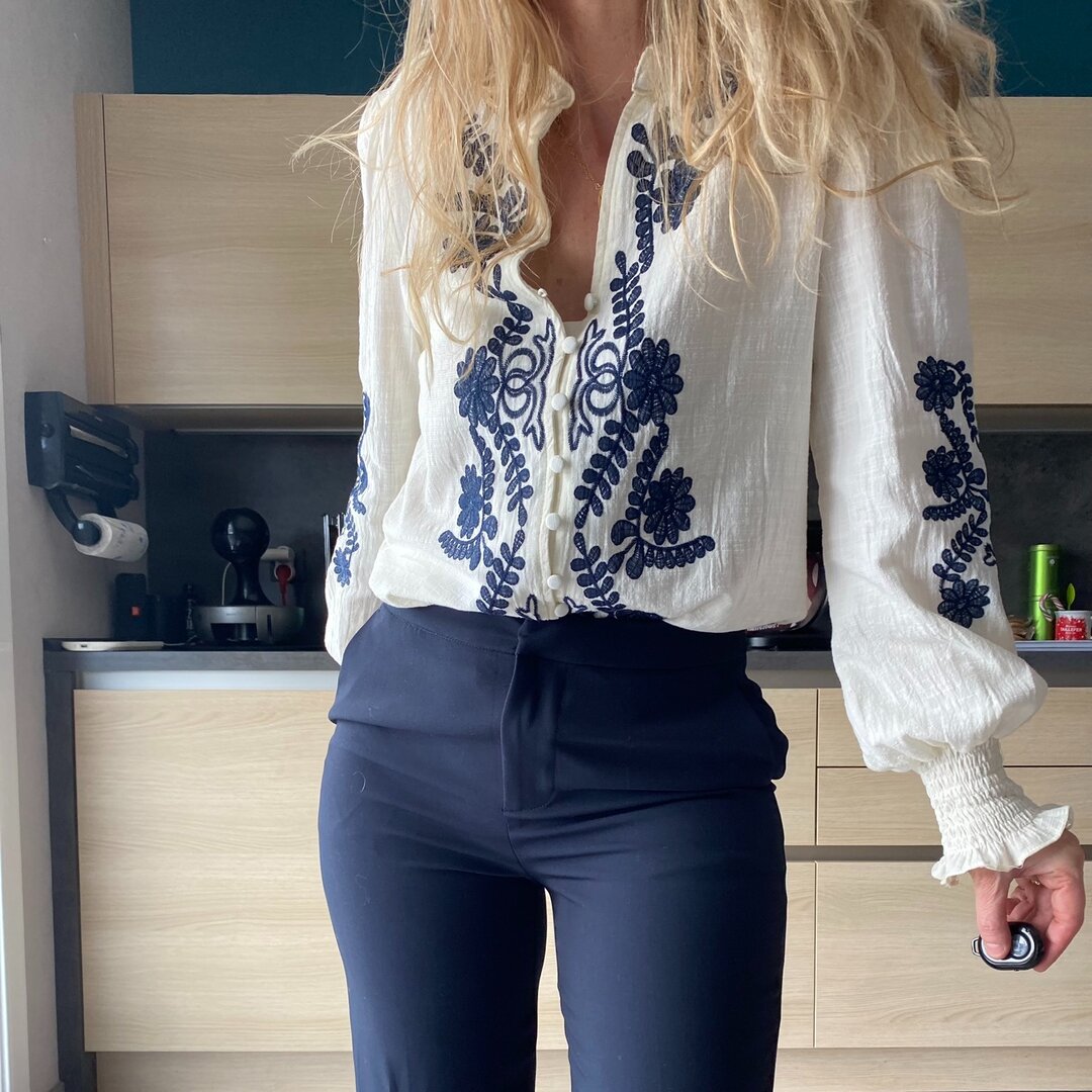 PARIS - Blouse écru broderie bleu marine - Parfaitement.shop