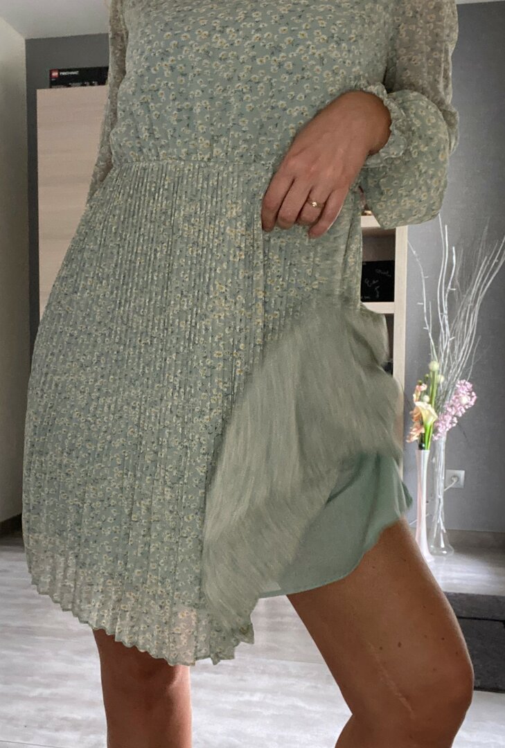 Robe avec décors fleurs de couleur vert pâle - Voir tous les articles ...
