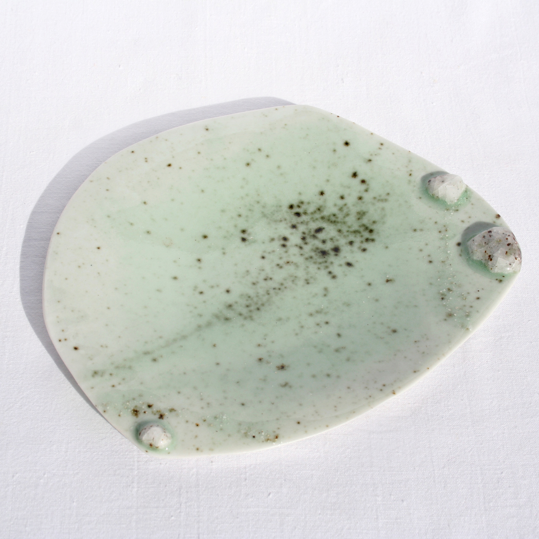 Plat caillou en porcelaine céladon Ø21cm - TERRE/plats, saladiers et ...