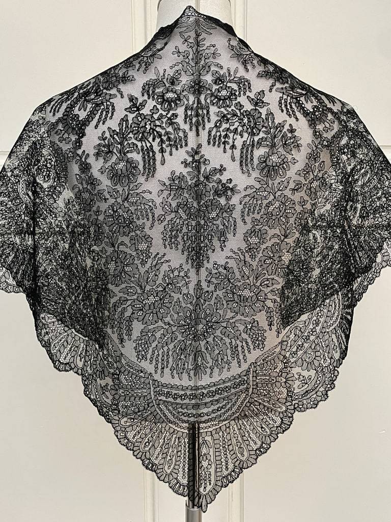 Fichu ancien en dentelle de Chantilly - Fin XIXème | Maison du linge ancien