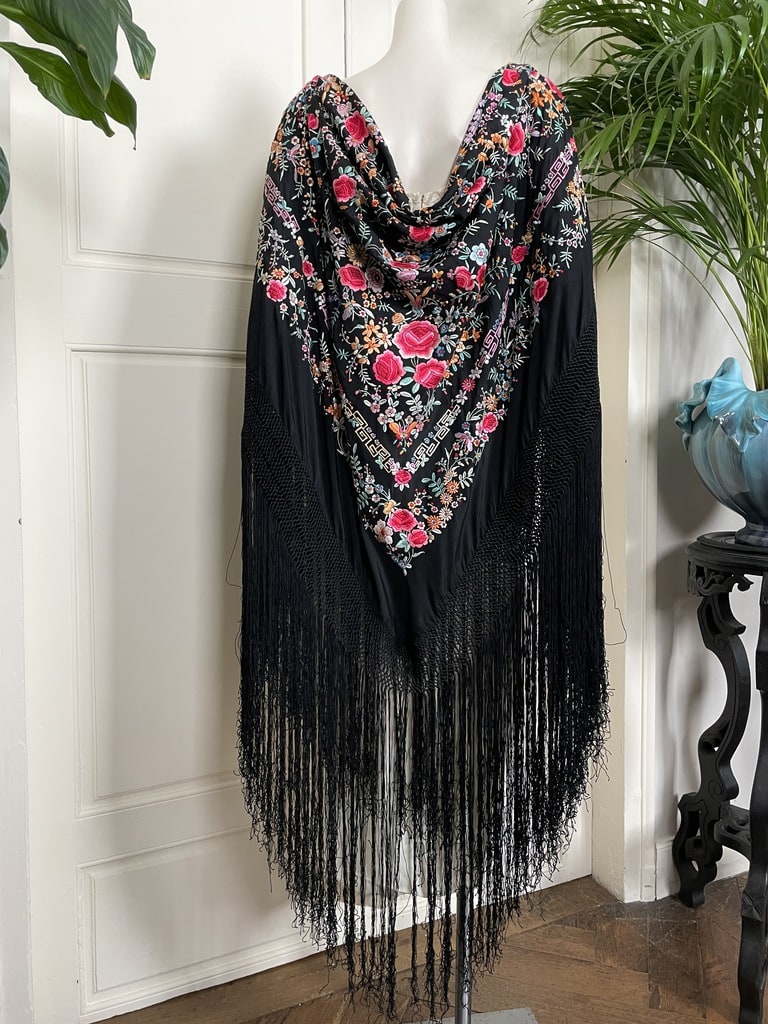 Ancien châle de Manille en soie noire au décor floral brodé main ...