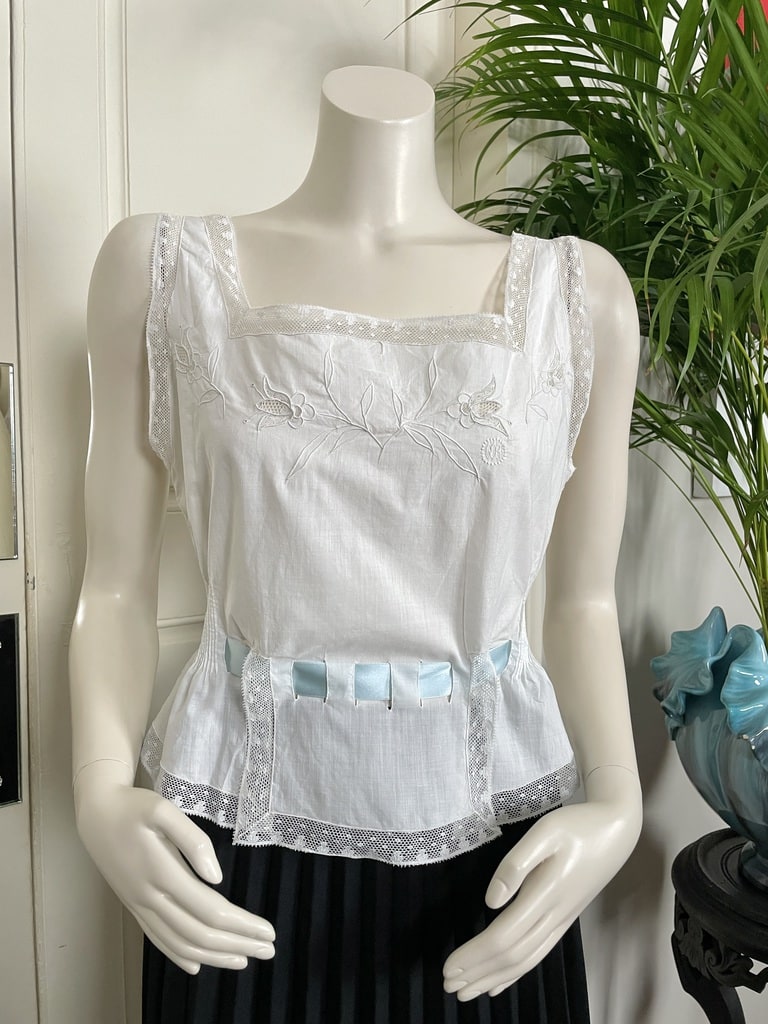 Cache-corset en fine percale - Broderie blanche et ruban de satin ...