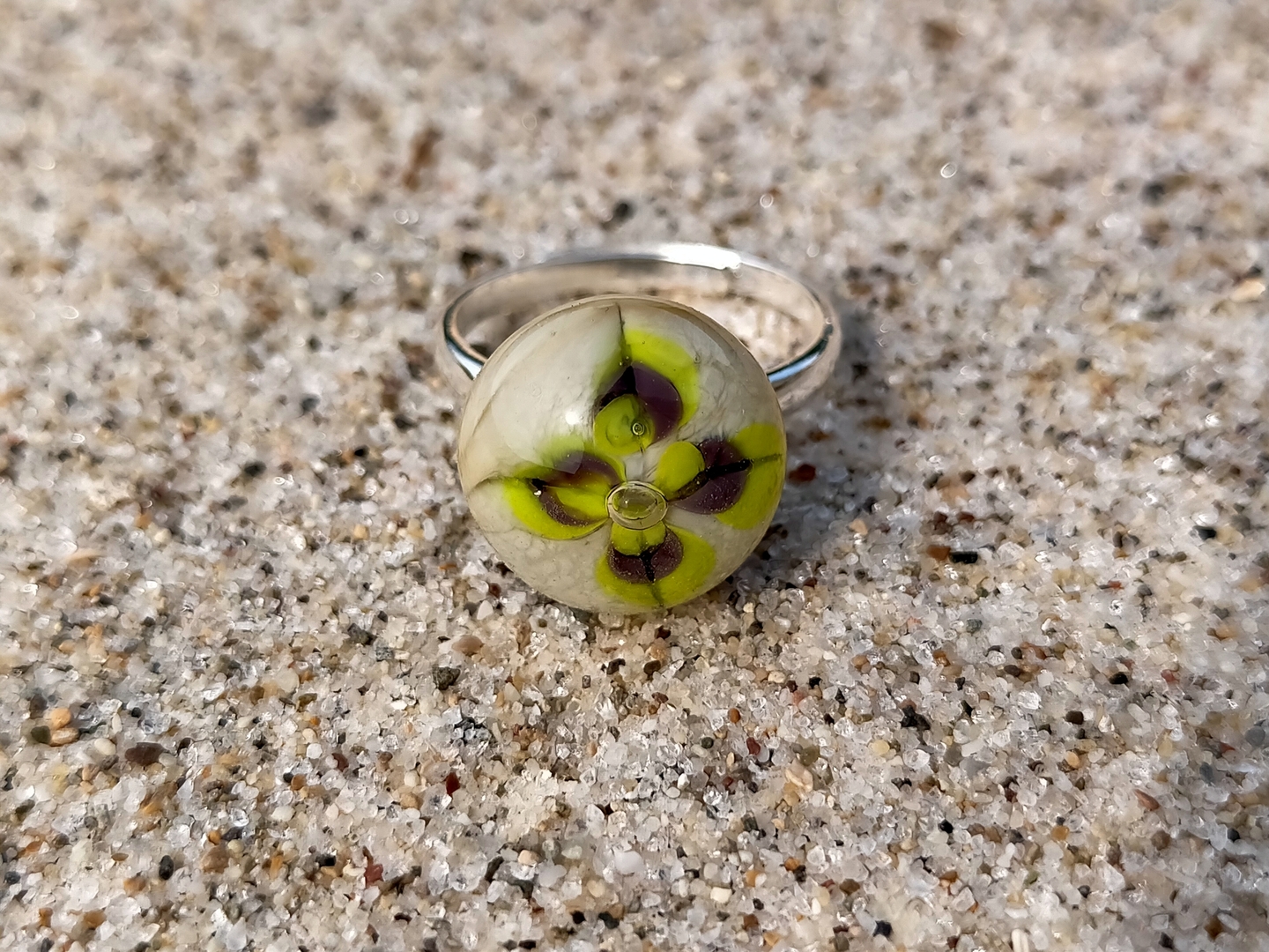 Bague fleur 4 pétales violets et verts sur fond beige - en argent 925 ...