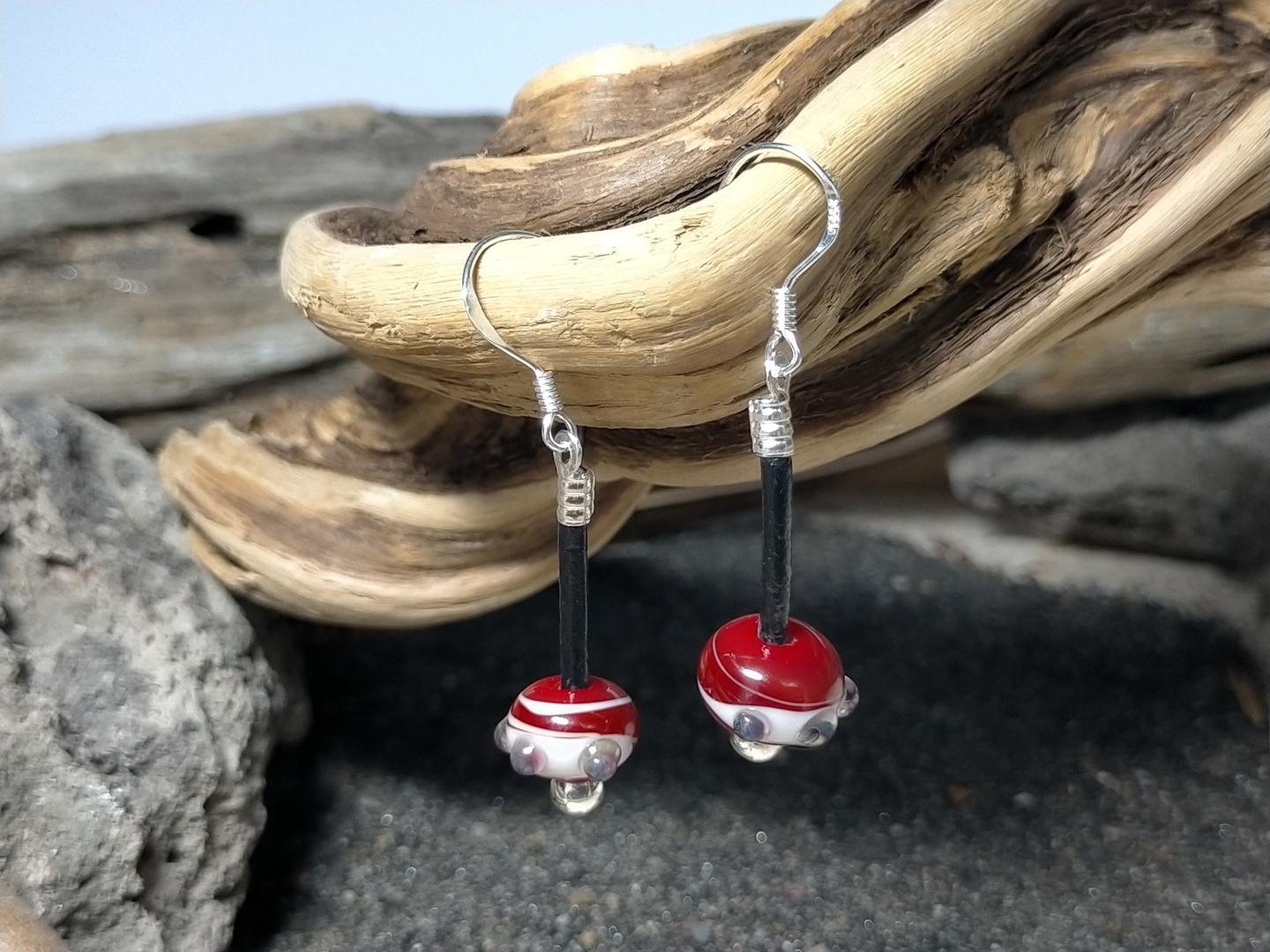 Boucles d'oreilles Perles en verre de Murano rouge et blanc - relief ...