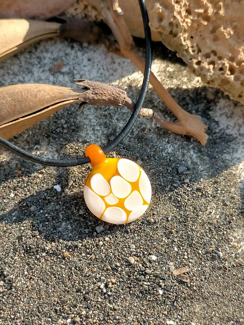 Collier réglable - Médaillon orange style écaille beige avec cordon ...