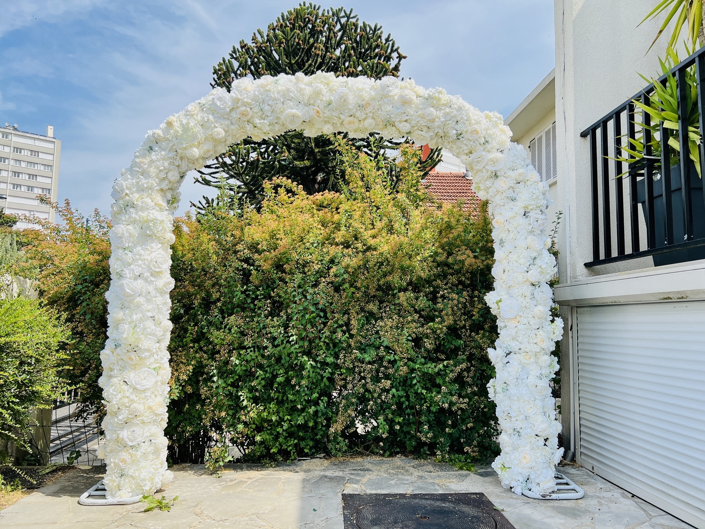 Location d’arche florale blanche avec plaques de fleurs AE1BL - Décors ...