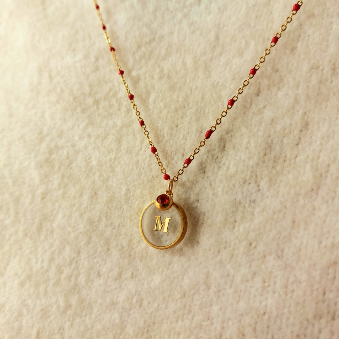 Collier Eclat rouge - Diamant rouge et médaillon personnalisable