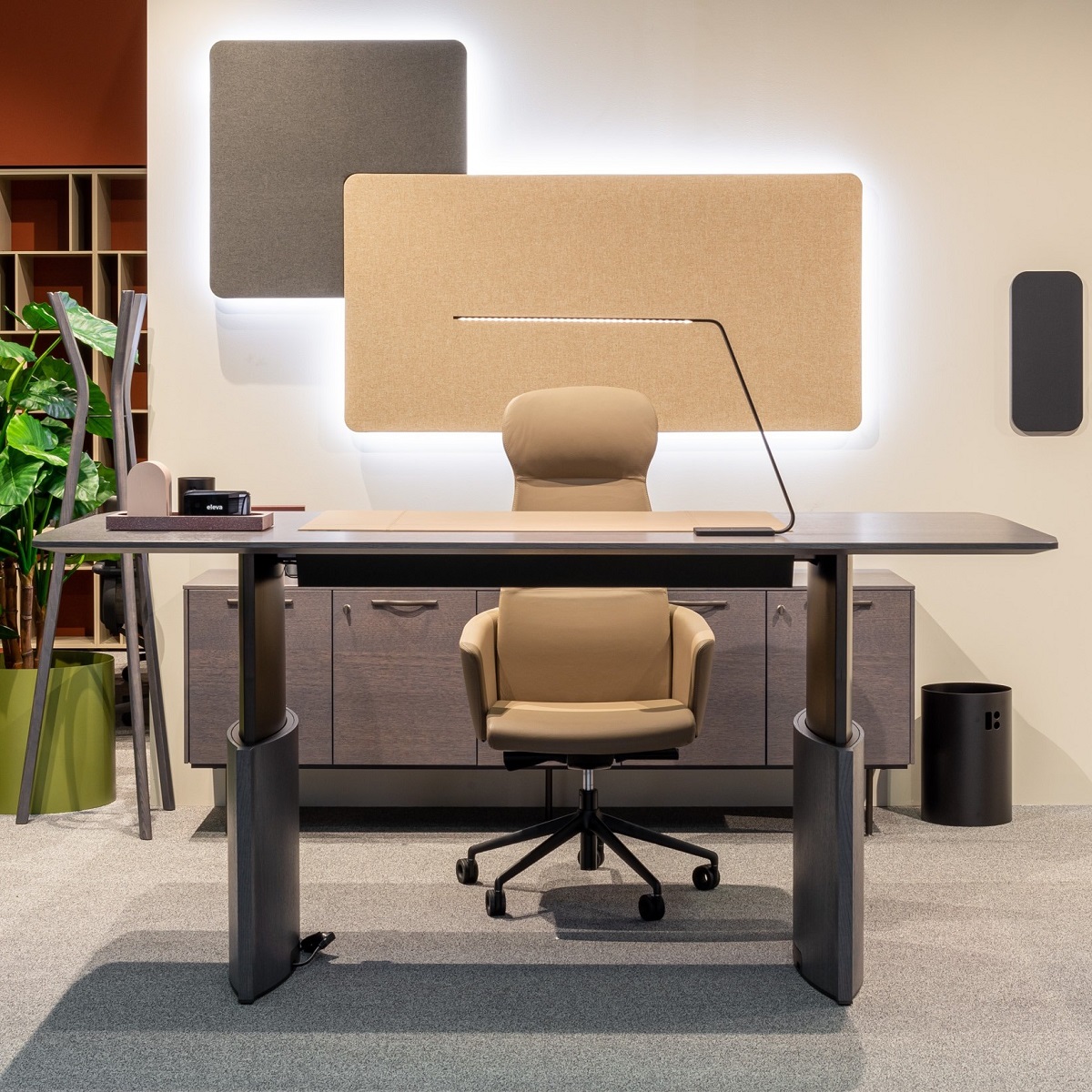 Bureau assis-debout en cuir et bois, élégance et ergonomie moderne